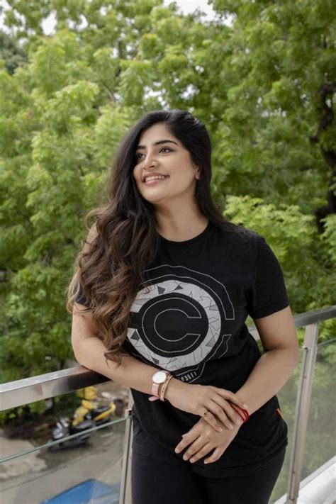 Manjima Mohan Photos [hd] Latest Images Pictures Stills Of Manjima Mohan Filmibeat