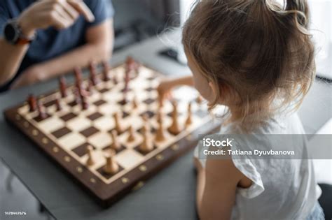 아버지는 어린 딸에게 집 부엌의 테이블에서 체스를 가르치고 있습니다 개념 유아 발달 및 교육 가족 여가 의사 소통 및 레크리에이션 2 3 살에 대한 스톡 사진 및 기타