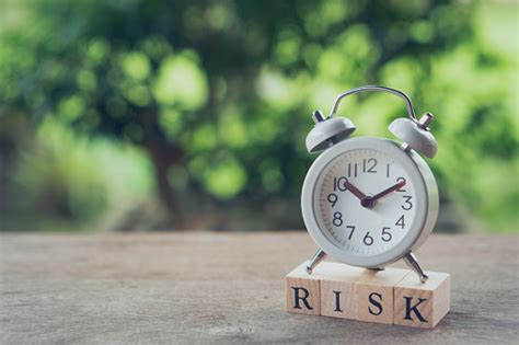 빈티지 화이트 알람 시계 나무 단어 위험에 배치 비즈니스 또는 조직의 위험 다양화의 개념 대 한 외 배경 비즈니스 개념 및 전략 개념으로 개념에 대한 스톡 사진 및 기타