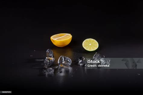 검은 색 배경에 투명 얼음조각 배경에 물 웅덩이에 얼음 덩어리 위에서 얼음의 보기 개념 메뉴 디자인 0명에 대한 스톡 사진 및