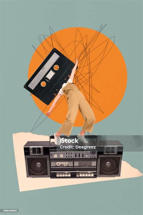 익명의 소녀 대신 머리 레트로 테이프 멜로디 Boombox 레코더 이벤트 축하 그린 배경에 고립 된 수직 사진 콜라주 고풍스런에 대한 스톡 사진 및 기타 이미지 Istock