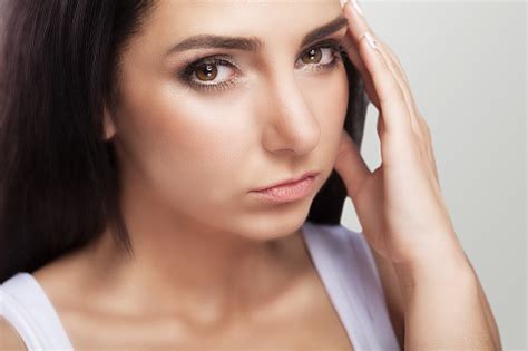 긴장의 심한 두통을 앓고 피곤 지친 젊은 여자 두통에서의 환자 편두통 A 감각의 압력 및 긴장입니다 회색 배경 걱정하는에 대한 스톡 사진 및 기타 이미지 Istock