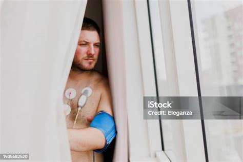 심장 모니터가있는 청년 심장 작업에 대한 연구 심장학 홀터 모니터 의료 진단 건강 관리 병원 심전도 센서 심전도 및 혈압 측정 건강 검진에 대한 스톡 사진 및 기타 이미지