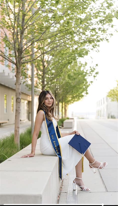 Pin By Chrissy Minnella On Grad Girls Graduation Photoshoot College