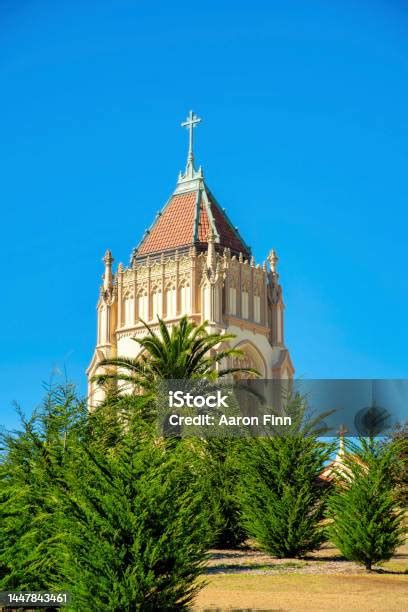 Menara Gereja Dengan Salib Atap Hijau Tembaga Dan Ubin Bata Batako Merah Dengan Eksterior