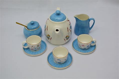 우아하고 전통적인 도자기 파란색과 흰색의 우아한 꽃 도자기 중국 세라믹 차 커피 컵과 찻주전자 및 접시 세트의 모형 디자인