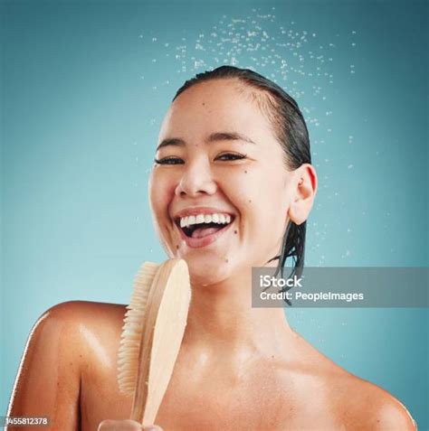 스튜디오에서 청소 웰빙 및 피부 각질 제거 미용 및 손질을 위해 샤워를 하는 초상화 목욕 브러시 및 여성 스킨케어 물 튀김 및