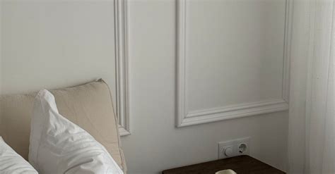 아늑한 흰색 침구가 있는 미니멀리스트 침실 · 무료 스톡 사진