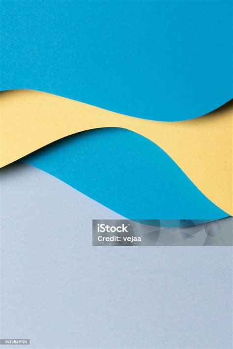 추상적인 색의 종이 질감 배경 기하학적 모양과 선의 레이어가 노란색과 밝은 파란색으로 구성된 최소한의 종이 컷 구성 위쪽 보기 0명에 대한 스톡 사진 및 기타 이미지