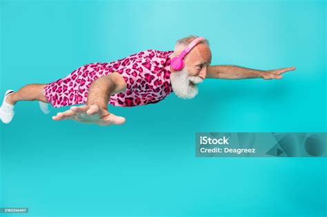 잘 생긴 수염을 기르고 공중 부양 음악을 입은 멋진 분홍색 표범 무늬 의복 청록색 배경에 고립 된 전체 길이 사진 2명에 대한 스톡 사진 및 기타 이미지 Istock