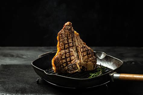 검은 색에 프라이밍 그릴 팬에 쇠고기 스테이크를 요리 음식 조리법 배경 T뼈 또는 숙성 와규 포터 하우스 구운 쇠고기 스테이크