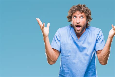 잘생긴 히스패닉 외과 의사 남자 이상 절연 배경 미친을 축 하 하 고 팔 제기 성공을 위한 놀라게 했 고 눈 흥분 비명 우승자 개념 건강관리와 의술에 대한 스톡 사진 및