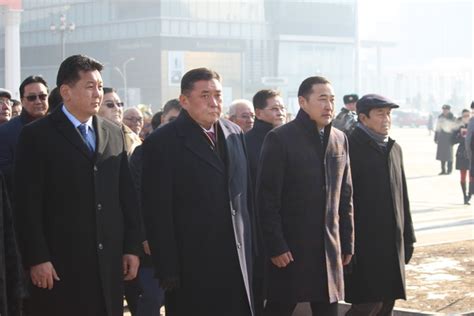 Жанжин Д Сүхбаатарын хөшөөнд цэцэг өргөлөө