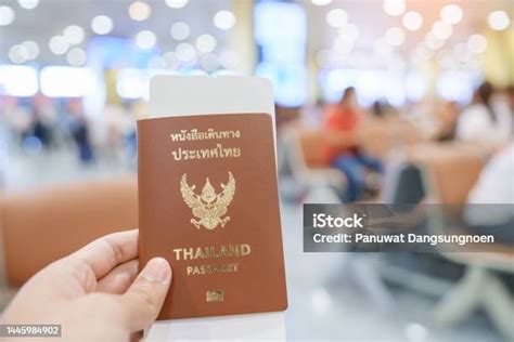 국제 공항에서 태국 여권과 탑승권 티켓을 들고 있습니다 여행 휴가 및 교통 개념 가방에 대한 스톡 사진 및 기타 이미지 가방 개념 검사 보기 Istock