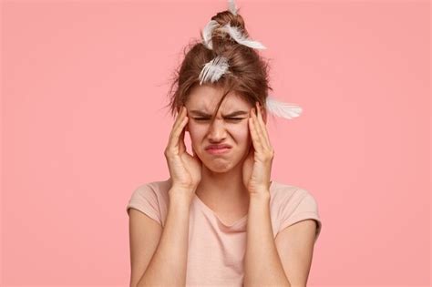 Молодая женщина с перьями в волосах Бесплатно Фото