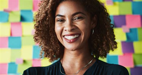 재미 있고 창의적이며 프로젝트 관리 개발 및 웃음을위한 비즈니스 우먼의 초상화 스티커 메모 만화 및 농담 사람과 일정 의제 및 달력에 대한 색상 배경 30 34세에 대한