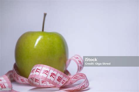 녹색 사과 위에 빨간 측정 테이프 다이어트와 건강한 삶 체중 감소 개념 맨 위 보기입니다 공간을 복사합니다 격리 흰색 배경