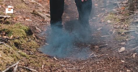 검은 재킷과 검은 바지를 입은 남자가 물 위에 서 있는 검은 마스크를 쓰고 있다 사진 Unsplash의 무료 숲 이미지