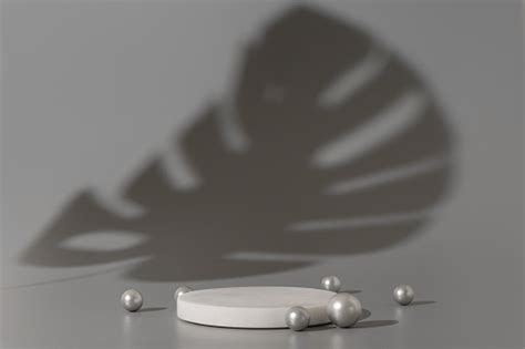 회색 배경에 은진주가 달린 흰색 대리석 연단과 열대 식물의 그림자 제품 화장품 프리젠 테이션연단 창조적 인 조롱 미용 제품을 위한 받침대 또는 플랫폼 받침대에 대한 스톡