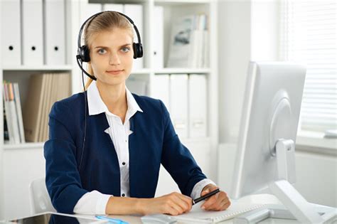 사무실에서 헤드셋과 함께 현대적인 비즈니스 여자 또는 학생 소녀 홈 직장에서 고객 서비스 운영자입니다 성공 창업 교육 콜 센터 개념 경영자에 대한 스톡 사진 및 기타 이미지