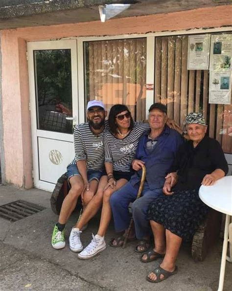 Градски герои посрещнаха баби и дядовци в Село назаем 4