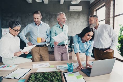 팀워크 사람들 함께 일하는 사진 그래프 종이 브레인 스토밍 편안한 현대 사무실 로프트 룸 인테리어 실내 작업 공간 30 34세에 대한 스톡 사진 및 기타 이미지 Istock