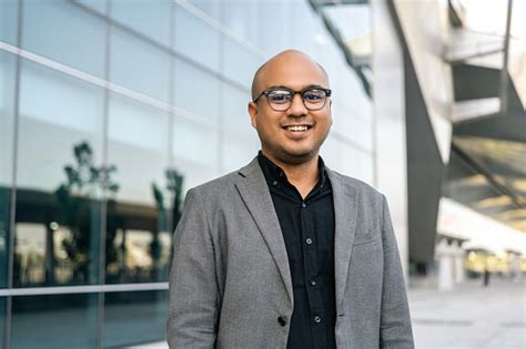 양복을 입은 고위 관리자 사업가가 시내 건물에 서 있습니다 자신감 넘치는 남자 팔짱을 끼고 성공을 위한 목표를 향해 나아갔습니다