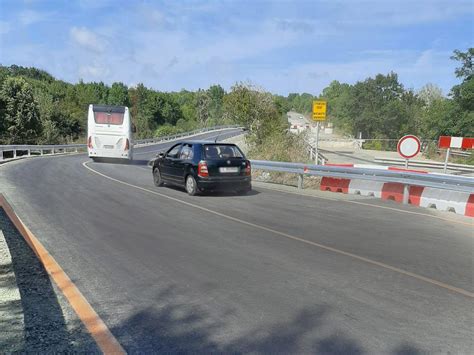 Пуснато е движението по временния обходен път при разрушения от наводненията мост на пътя Царево