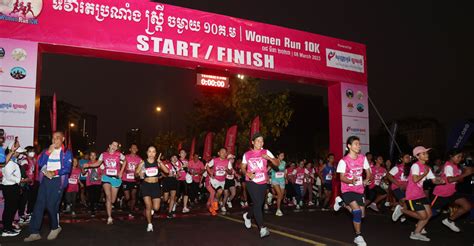 អបអរ ទិវា ៨មីនា ព្រឹកមិញ មាន អ្នក ចូលរួម រត់ ប្រណាំង ជាង ១ ៥០០នាក់ មុខ វត្តបទុមវតី Sabay News