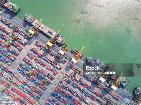 컨테이너 가져오기 내보내기 및 비즈니스 물류 크레인 무역 포트 선박 항구 화물 컨테이너 선박 공중 보기 물 수송 국제 쉘 해양
