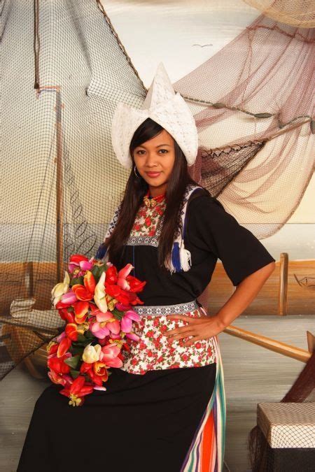 Tourists Photographed In Dutch Costume Foto In Volendam Kostuumnl