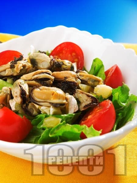 Салата с марули чери домати миди и сирене бри