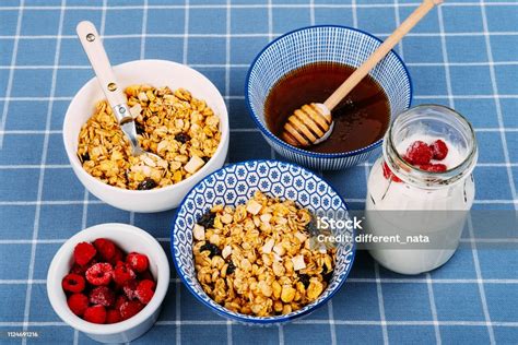 아침 식사 준비입니다 우유와 딸기 그릇에서의 시리얼 건강 한 먹는 개념 0명에 대한 스톡 사진 및 기타 이미지 0명 건강한 생활방식 건강한 식생활 Istock