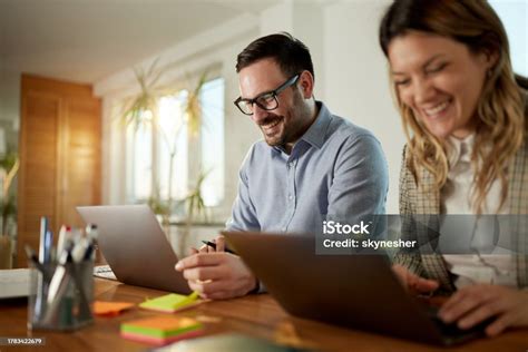 재택 사무실에서 컴퓨터로 작업하는 행복한 비즈니스 커플 2명에 대한 스톡 사진 및 기타 이미지 2명 경영자 기업가 Istock