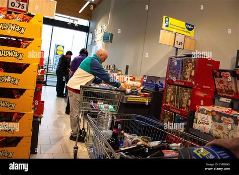 Lidl Shopping Trolley Hi Res Stock Photography And Images Alamy