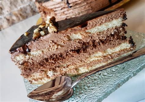 Торта со чоколаден фил и ореви Moirecepti