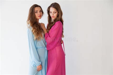 Dos Bellas Mujeres De Moda En Lencer A En El Dormitorio En La Cama Imagen De Archivo Imagen De