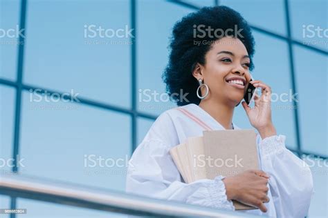 거리에서 스마트폰으로 말하는 매력적인 아프리카계 미국인 사업가의 낮은 각도 보기 거리에 대한 스톡 사진 및 기타 이미지 거리 경영자 기업 비즈니스 Istock