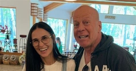 데미 무어 자신 못 알아보는 전남편 브루스 윌리스 곁 지켜” 할리우드비하인드