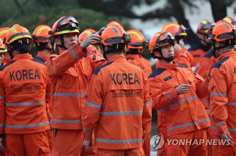 국제구조대원들 출발에 앞서 연합뉴스