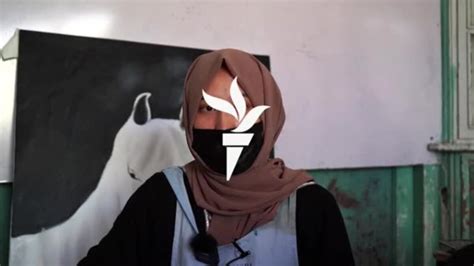 دختری از آموزش بازمانده با دیگر دختران نقاشی آموزش می دهد