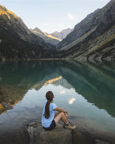 경치가 좋은 골짜기 락 레저 레크리에이션 반사 산 수직 쐈어 앉아 있는 여성 하이킹에 관한 무료 스톡 사진
