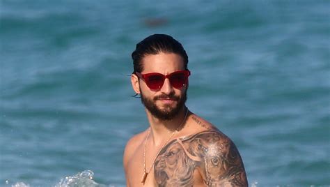 Maluma Se Va A La Playa Y Lo Pillamos Medio Desnudo Shangay