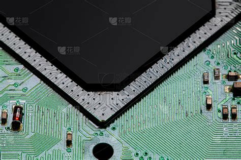 闭合pc电路板上的元件和微芯片