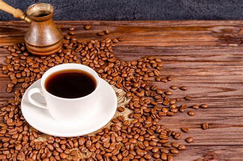 나무 배경에 구운 아라비카 커피 콩이 있는 화이트 컵에 검은 향기로운 커피 한 잔 0명에 대한 스톡 사진 및 기타 이미지 0명 가까운 가득 찬 Istock