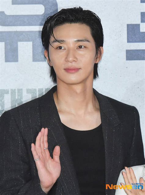 박서준 머리띠 미착용 논란 강제 포옹 봉변 ‘콘유 무대인사 두고 시끌 [종합] 뉴스인코리아