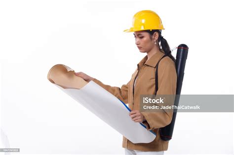 20 대 아시아 아름다운 여성 엔지니어의 반 몸 그림 안전 하드 모자를 착용 합니다 건축 여성 등에 대한 스톡 사진 및 기타