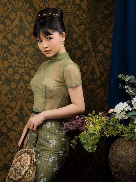 မြန်မာဝတ်စုံလေးကို လူငယ်ဆန်ဆန်လေးလေးဝတ်ဆင်ပြီး အရုပ်မလေးသဖွယ် ချစ