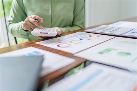 녹색 친환경 현대 작업 공간에서 일하는 비즈니스 여성 비즈니스를 위한 창의적인 아이디어 친환경 전문 투자자 프로젝트 사업 시작 개념에 대한 스톡 사진 및 기타 이미지