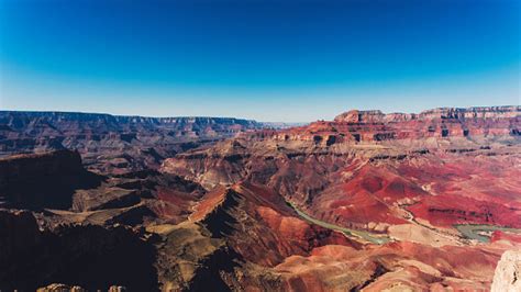 애리조나 국립 공원의 높은 바위와 절벽이있는 독특한 지질 학적 콜로라도 고원 풍경 골동품 붉은 돌 산으로 유명한 미국 랜드 마크의 공중 보기 0명에 대한 스톡 사진 및 기타